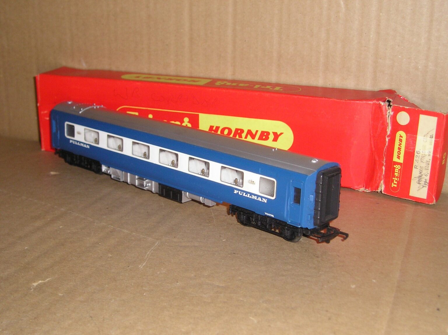 BC1040 Tri-ang/Hornby R426 Blue Pullman coach, excellent used in fair ...