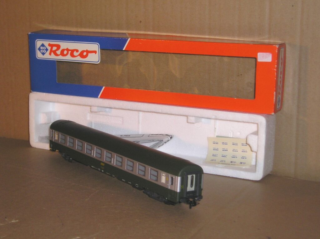 EC0787 Roco 44609 French SNCF B10 coach excellent used boxed. – Zetland Model Railways