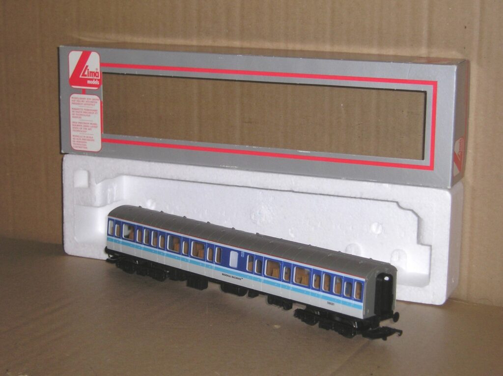 BD0087 Lima 205087 class 117 BR Regional Railways livery, centre coach ...