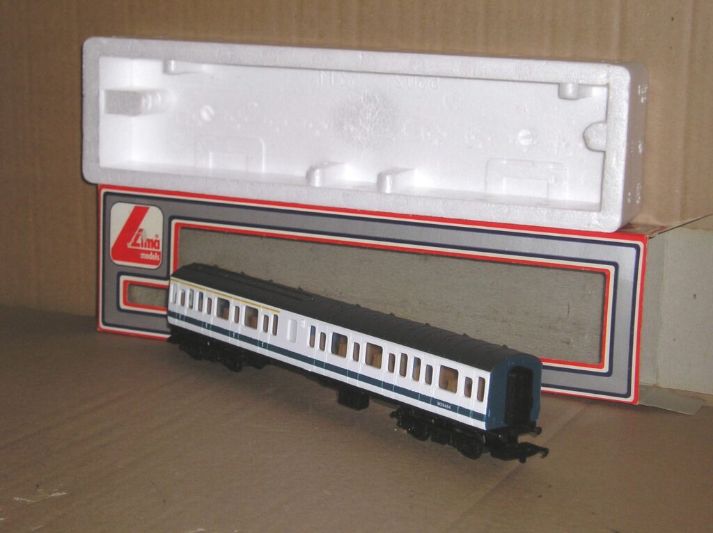 BD0085 Lima 205153 class 117 BR white/blue livery, centre trailer coach ...