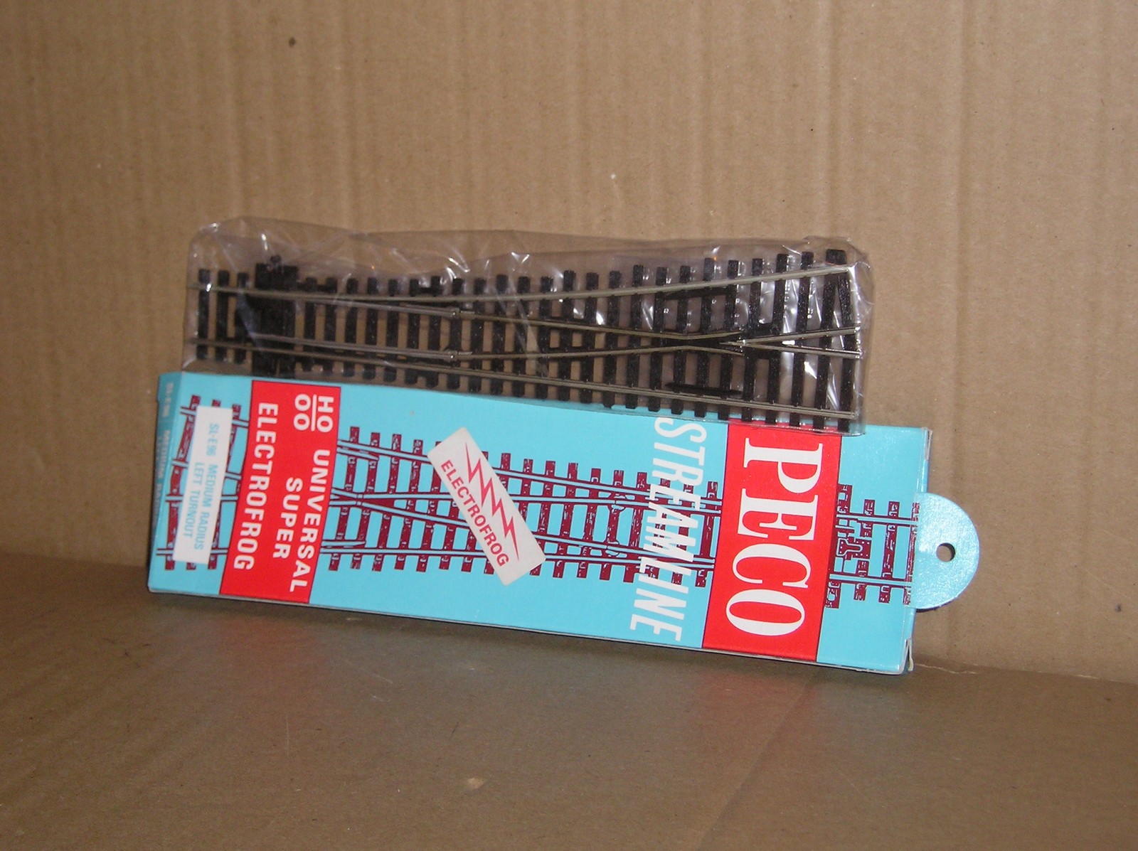 Peco SLE96 boxed “OO” code 100 Electrofrog Medium radius Point right ...