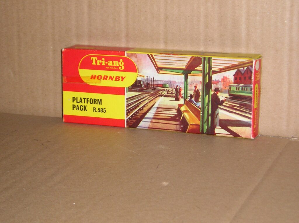Hornby R585 Triang Platform Pack, platform, canopy and supports ...