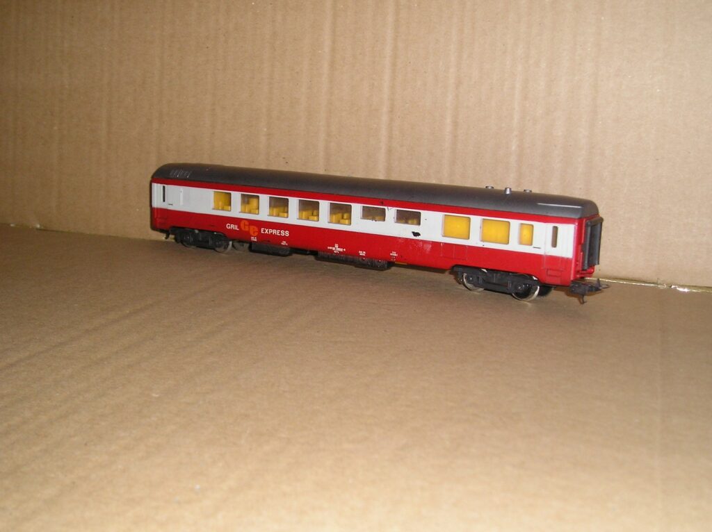 EC0356ub Lima French SNCF Grill Express coach, used unboxed. – Zetland ...