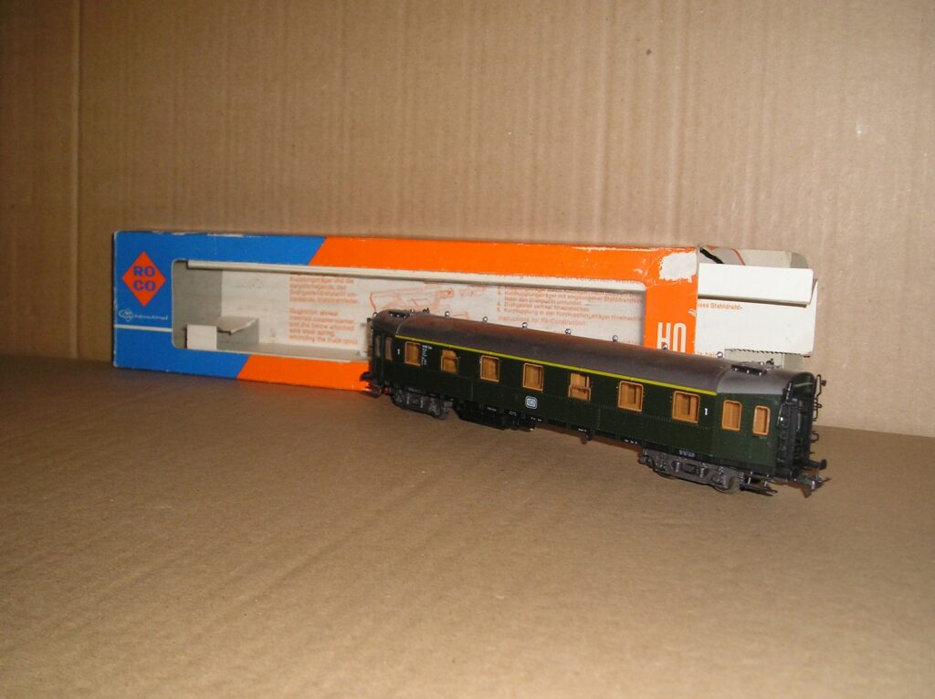 EC0227 Roco 4290(?) German DB A4üe coach in green good used boxed ...