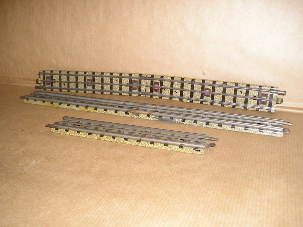 HD0010 Hornby Dublo half straight track x 5 – Zetland Model Railways